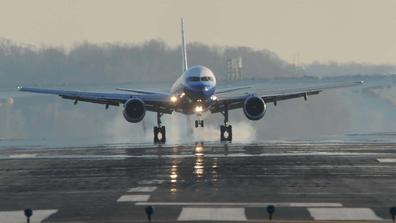 Learn how to brake and stop an airplane - Drive Kerala
